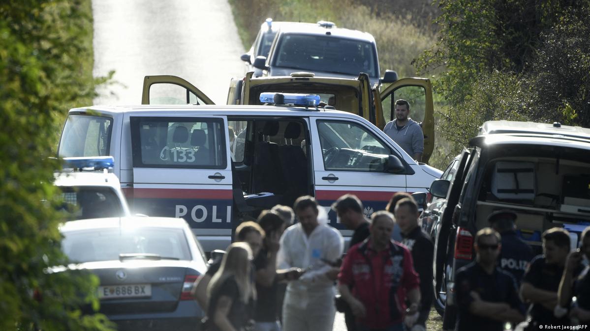 Austrian police arrest 15 suspected people smugglers – DW – 11/27/2021