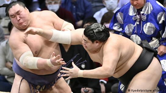 Japan: Sumo wrestler deaths raise obesity concerns – DW – 12/02/2021