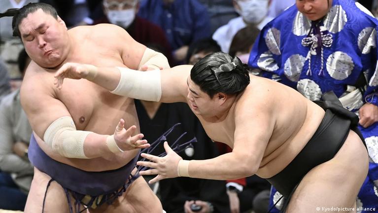 Japan: Sumo wrestler deaths raise obesity concerns – DW – 12/02/2021