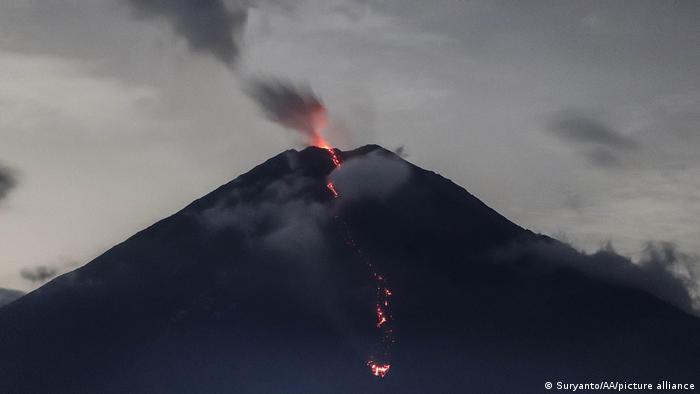 Indonesia: Residents flee as Semeru volcano erupts in East Java | News ...