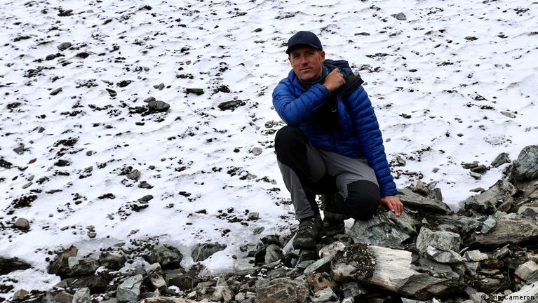 Meet the snow hunters tracking melt in Scotland – DW – 01/07/2022