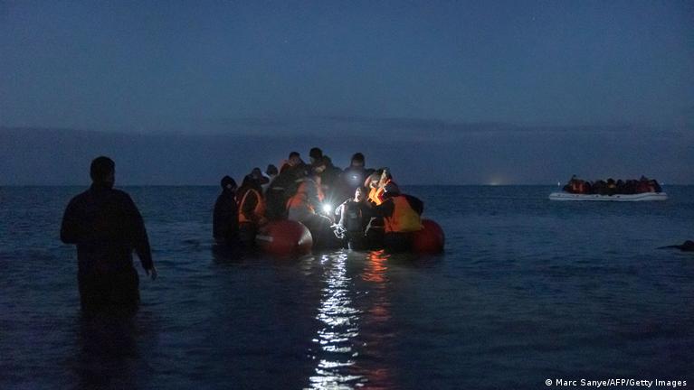 UK home secretary complains of migrant 'invasion' – DW – 10/31/2022