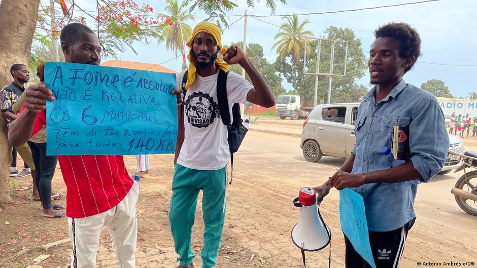 Milhares de pessoas saíram às ruas contra a fome em Angola – DW – 23/11/2024