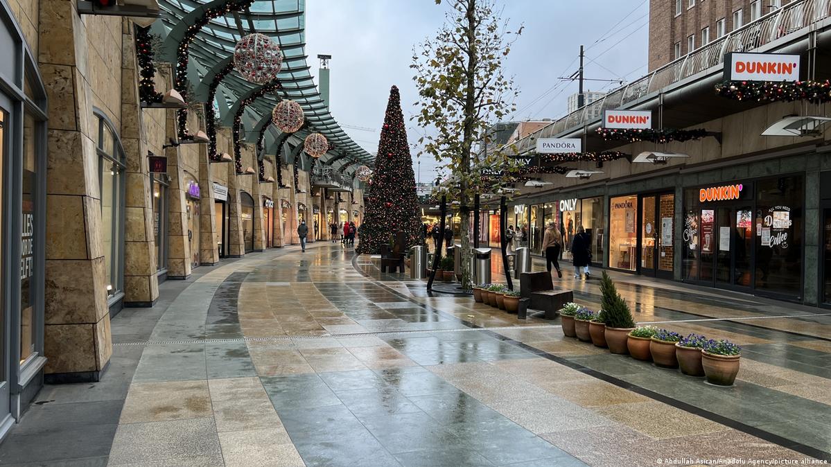 Coronavirus digest: Netherlands begins snap lockdown – DW – 12/19/2021