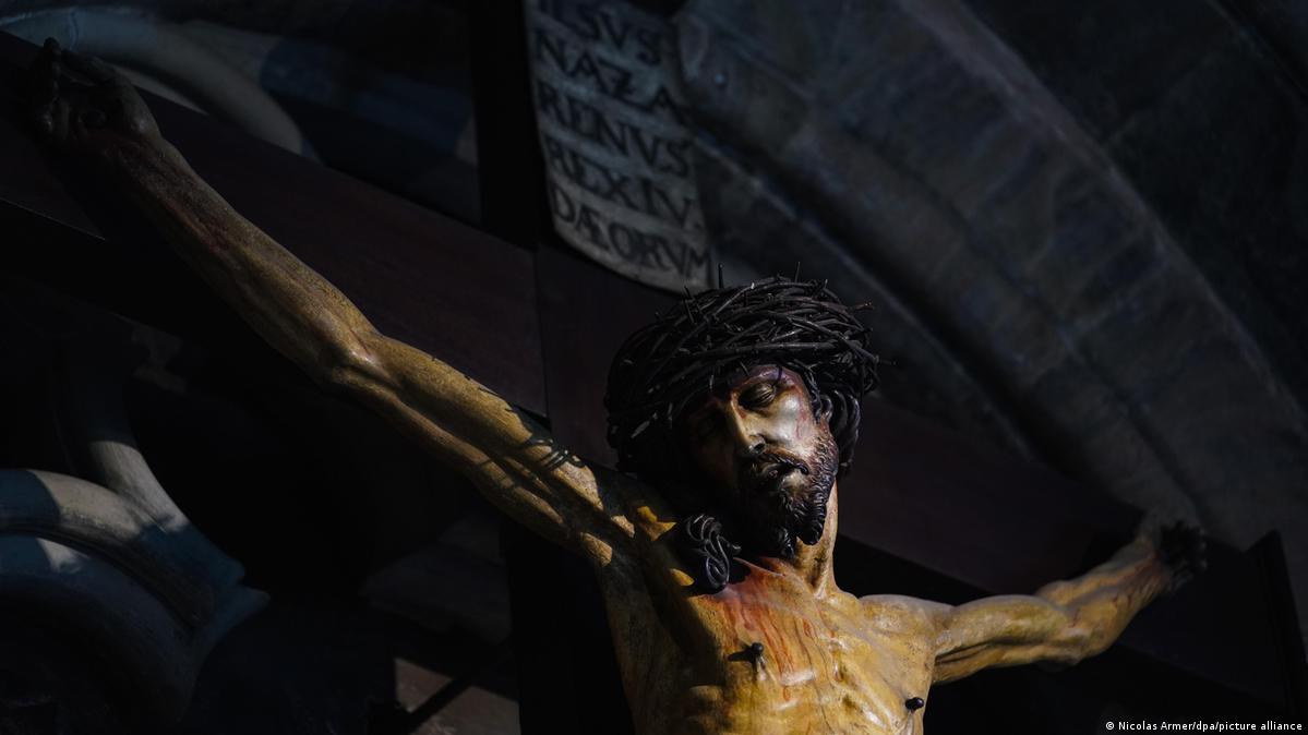 30 d.C.: Crucificação e morte de Jesus