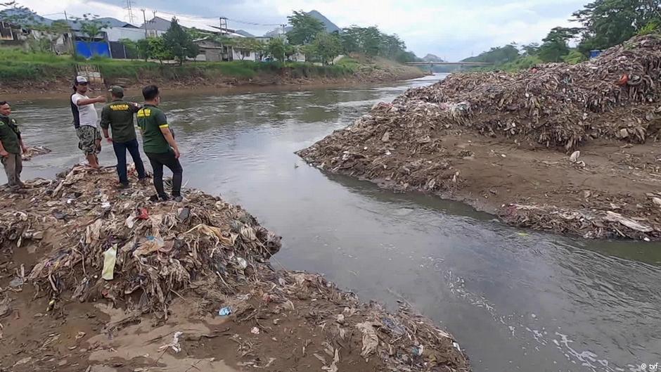 Once Upon a River - Indonesia's polluted Citarum – DW – 12/27/2021