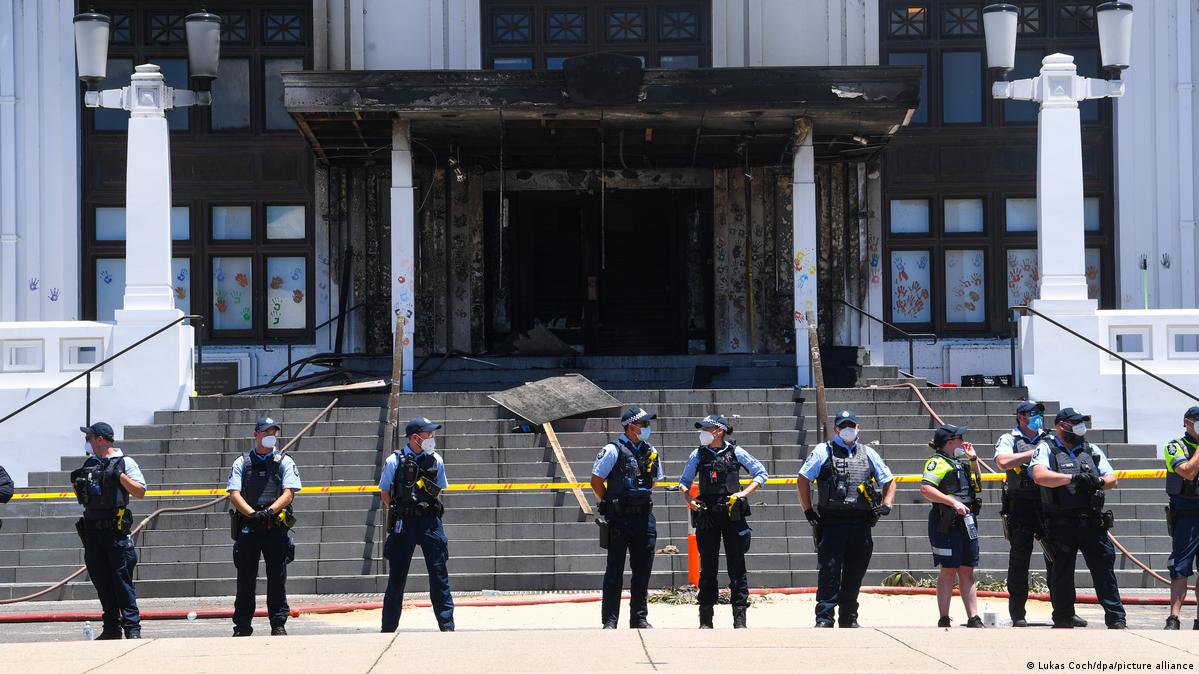 Australia: Fire damages doors of Old Parliament House – DW – 12/30/2021