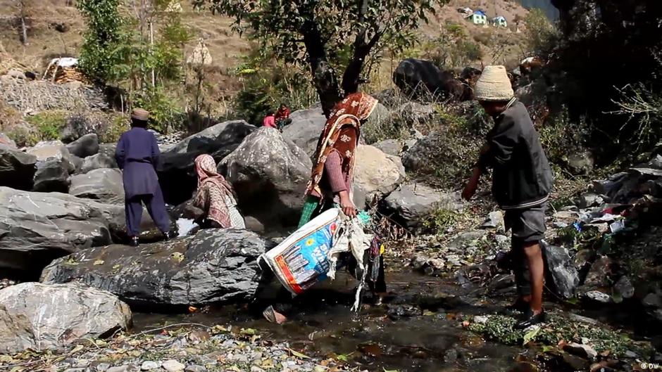 Kashmir: Remote villagers unite to clean up their stream – DW – 01/18/2022
