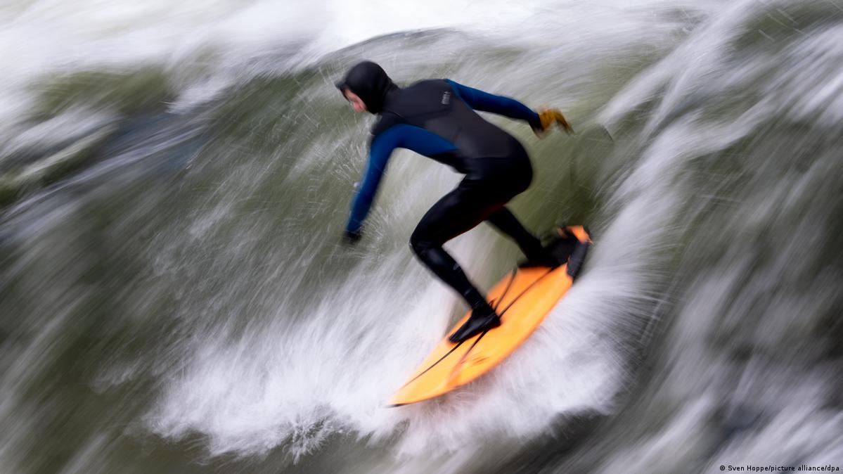 Multan a mujer detenida en 2020 por hacer surf con covid – DW – 11/07/2023