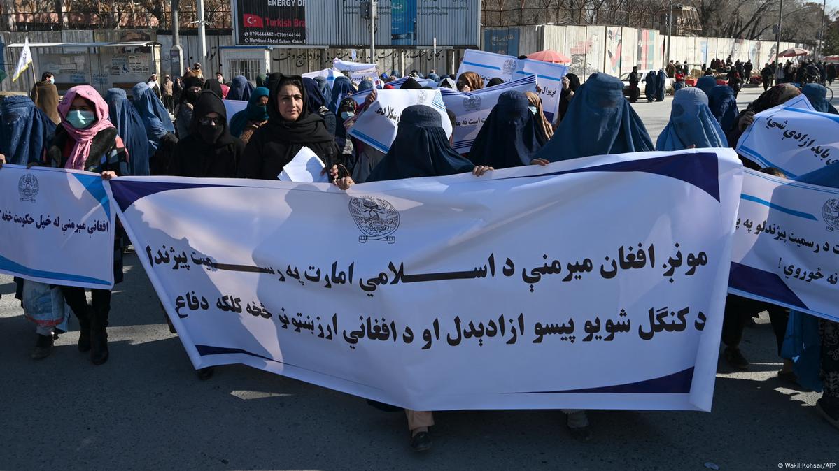 تظاهرات زنان افغان در یک گردهمایی مورد حمایت طالبان Dw ۱۴۰۰ ۱۱ ۶