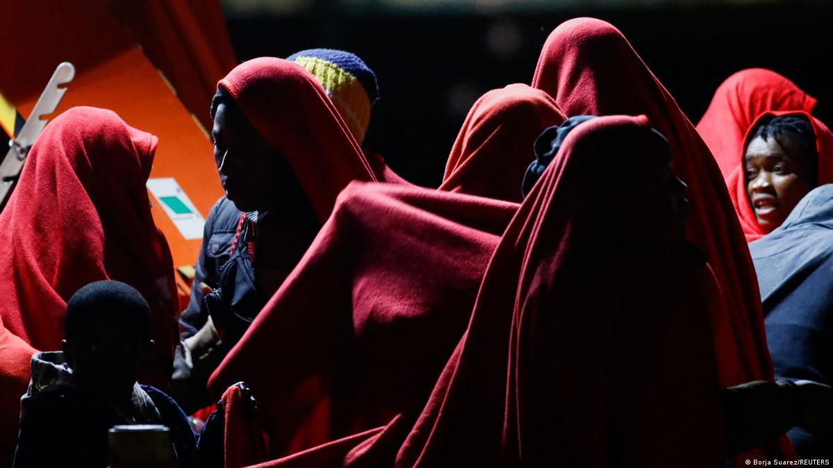 Spain: 300 people rescued from migrant boats