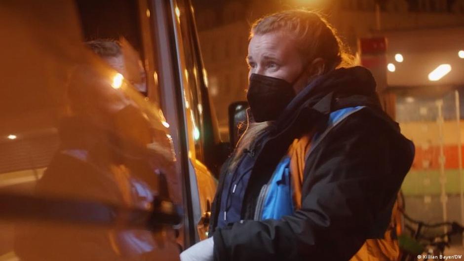 Berlin's Cold Bus helping the homeless – DW – 02/05/2022