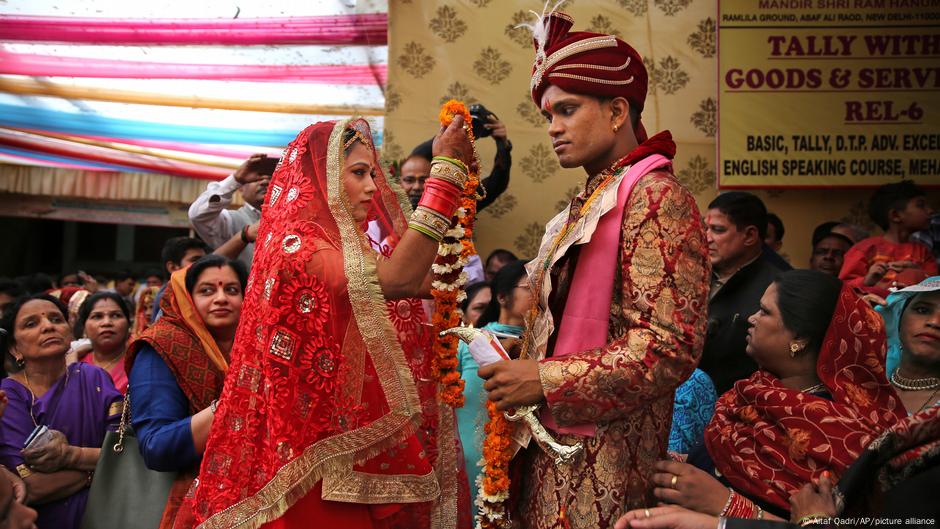 India Abandoned Brides Fight For Justice Dw 04 02 2023