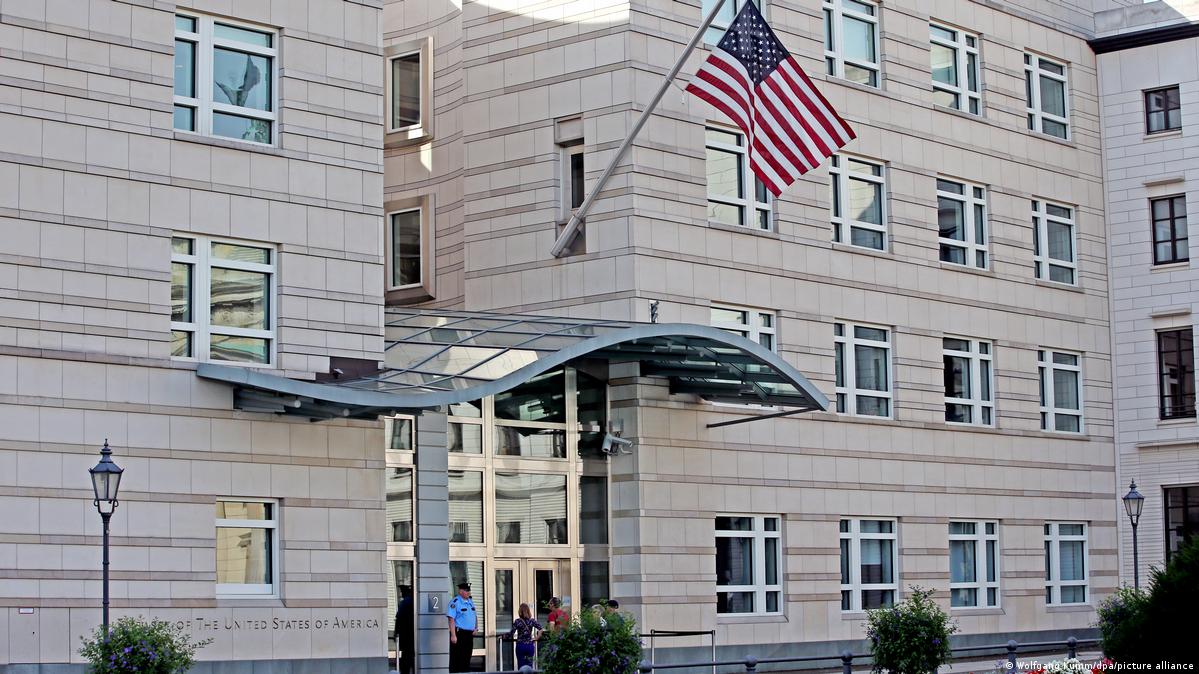 EE.UU. cerraría casi 30 de sus embajadas y consulados – DW – 16/04/2025