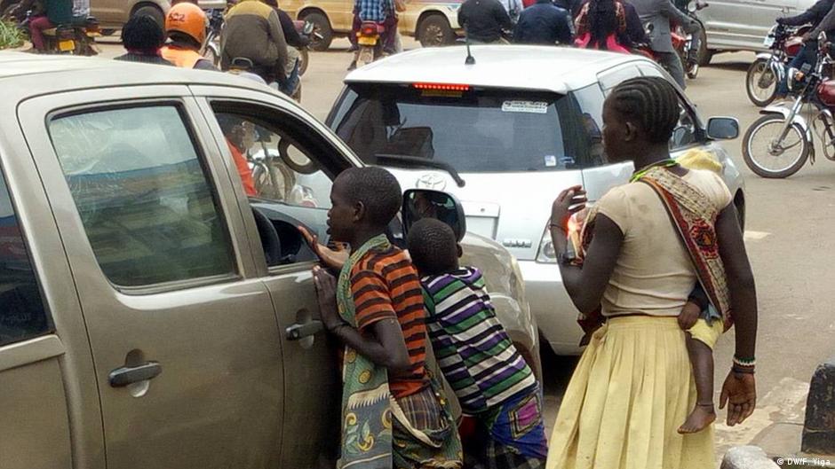Street children in Kampala – DW – 02/10/2022