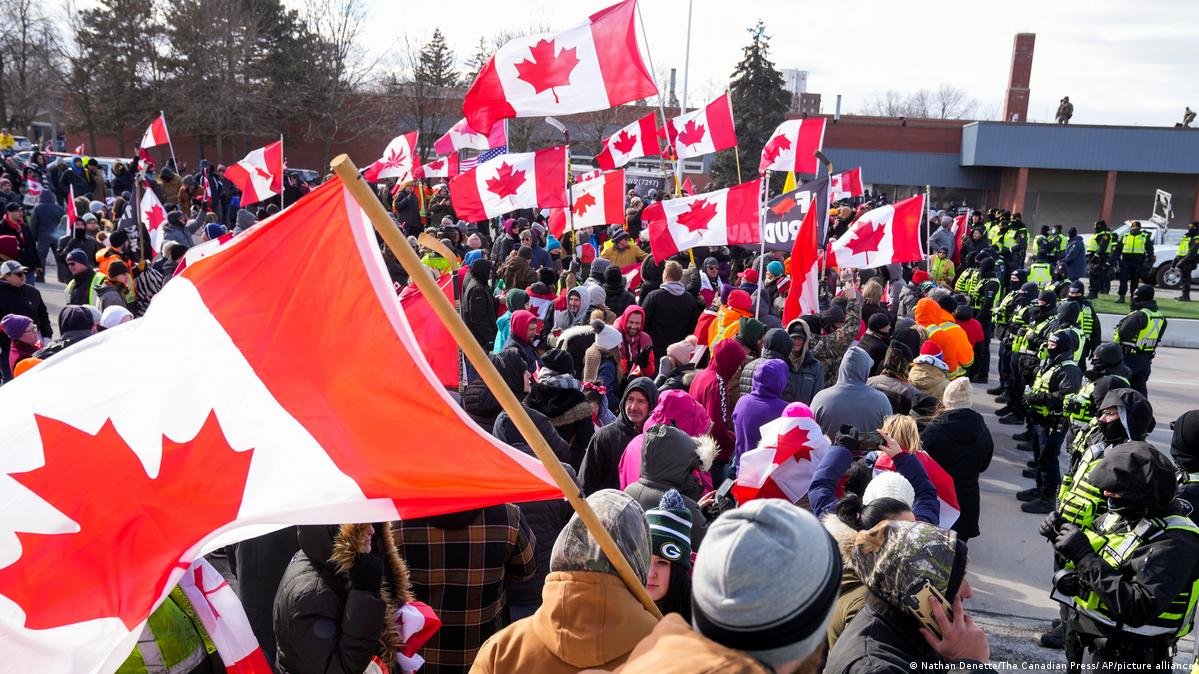 US-Canada border bridge reopens after protests – DW – 02/14/2022