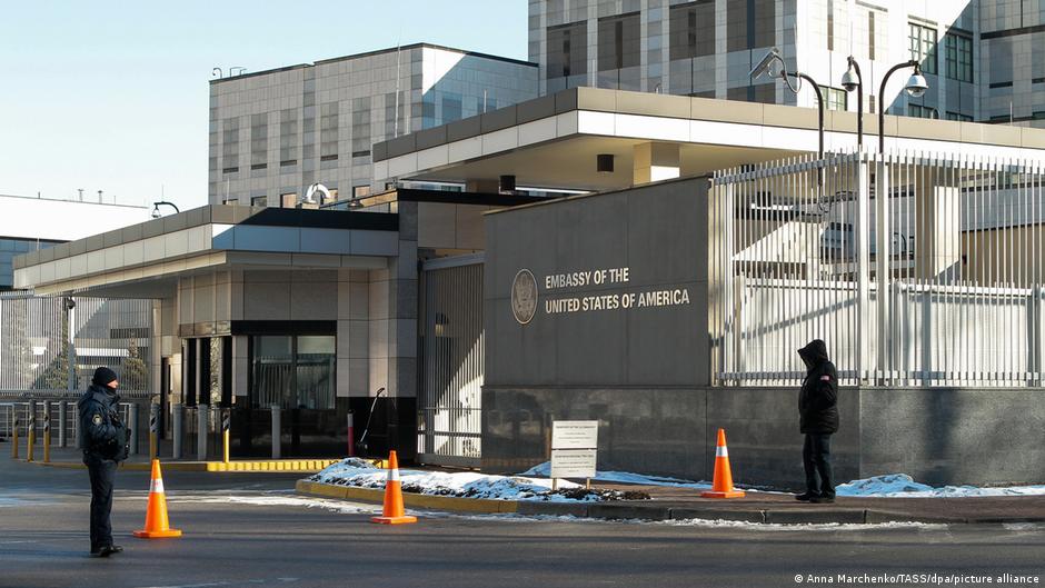 Ukraine latest: US relocating embassy from Kyiv – DW – 02/14/2022