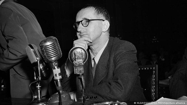 Why Bertolt Brecht is still played around the world – DW – 02/09/2023