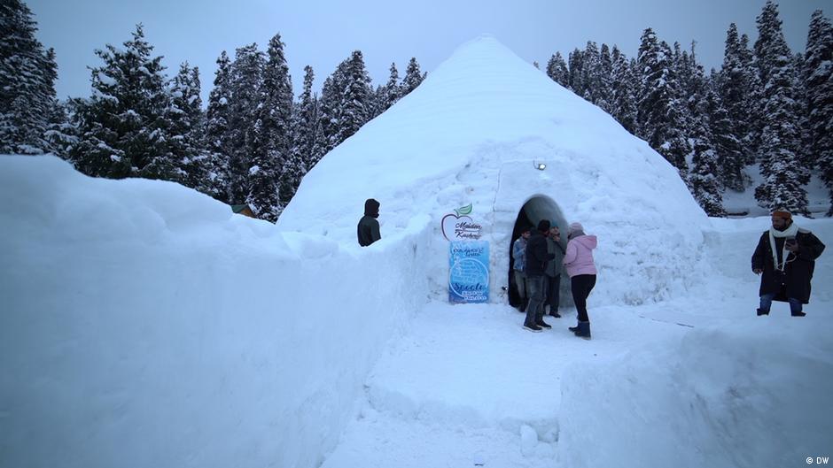 'World’s largest' igloo café opens in Kashmir – DW – 02/24/2022