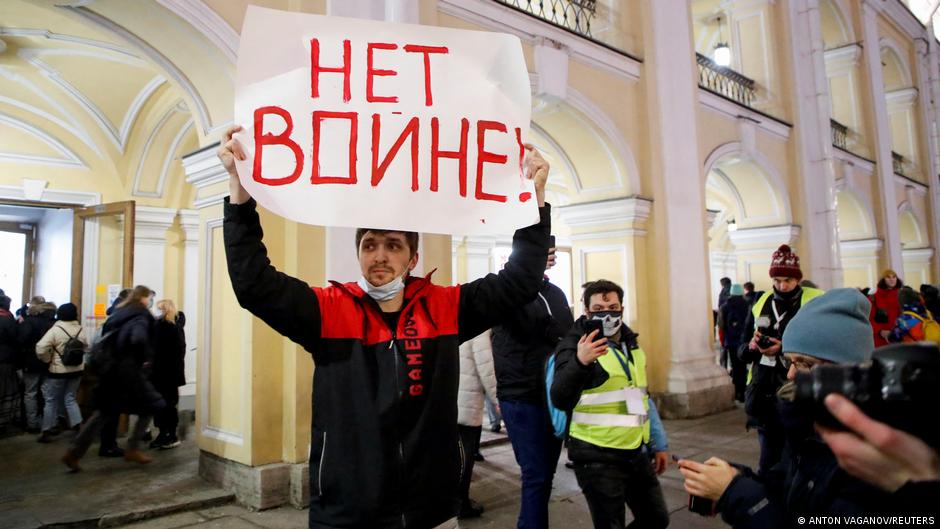 Anti-war protests across Russian cities – DW – 02/25/2022