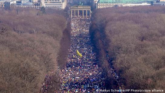 Anti-war rally draws at least 100,000 in Berlin – DW – 02/27/2022