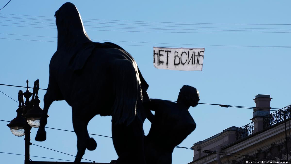 Why aren't more Russians opposing the Ukraine war? – DW – 11/02/2023