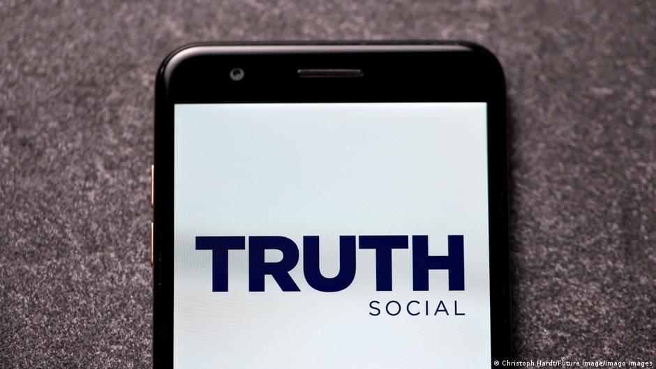 Truth Social: Trump's social media company to go public – DW – 03/22/2024