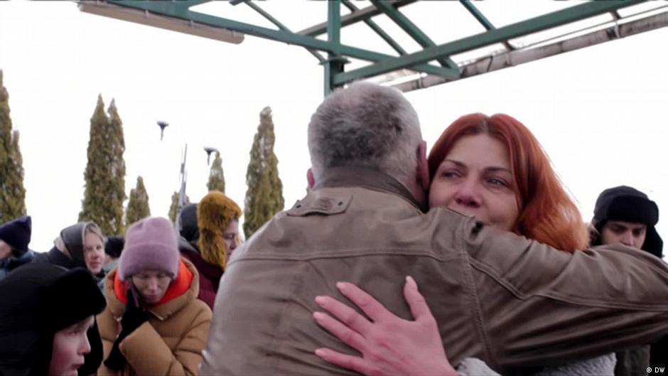 Families say goodbye at Ukrainian border – DW – 03/10/2022