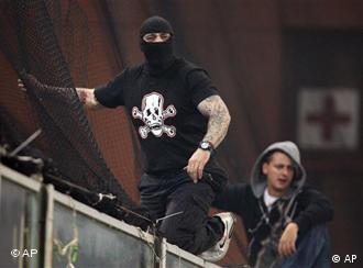 Serb hooligans – DW – 10/13/2010