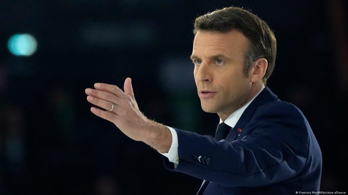 France: Macron vows inflation relief at election rally – DW – 04/02/2022
