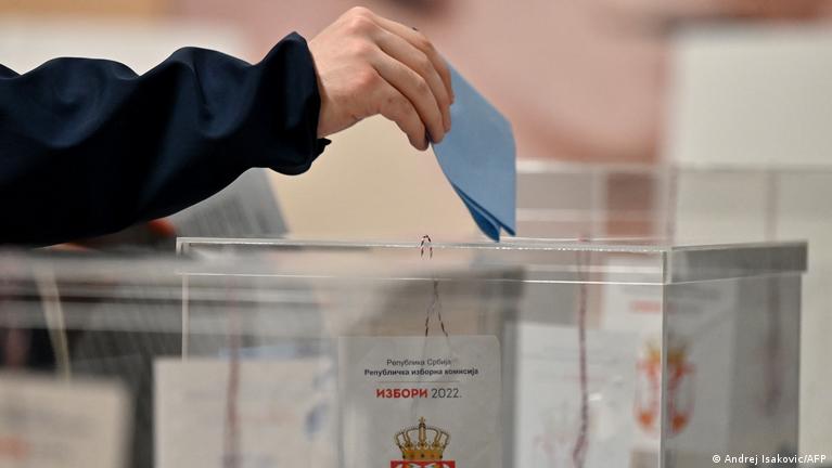 Raspisani izbori u Srbiji: Naprednjacima se žuri – DW – 2. 11. 2023.