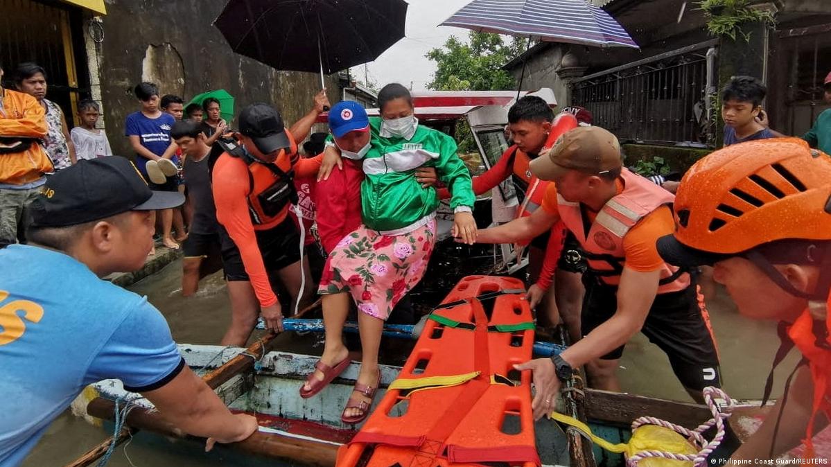 Philippines: More than 100 dead in the wake of storm Megi