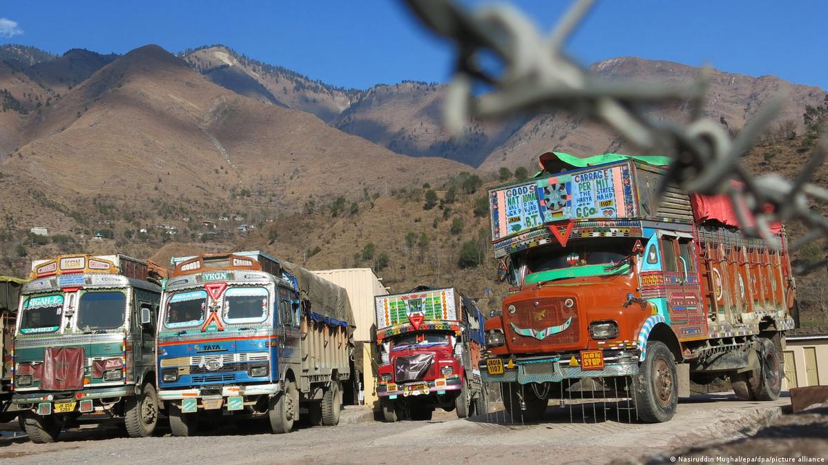 Kashmiris call for reopening remote Pakistan trade route – DW – 04/13/2022