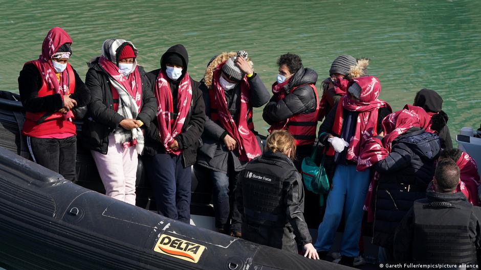 UK to send asylum-seekers to Rwanda – DW – 04/15/2022