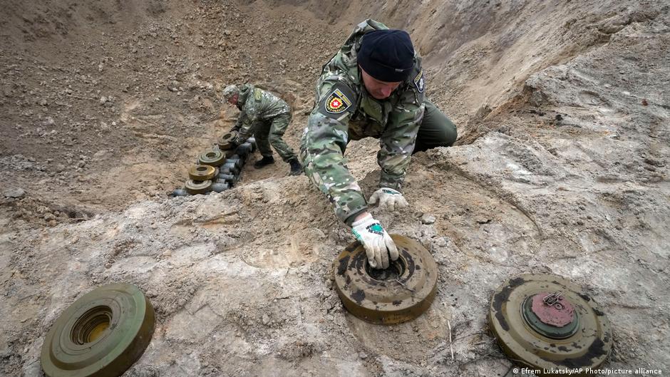 Ukrainian Red Cross warns of land mine threat 'for decades' – DW – 01 ...