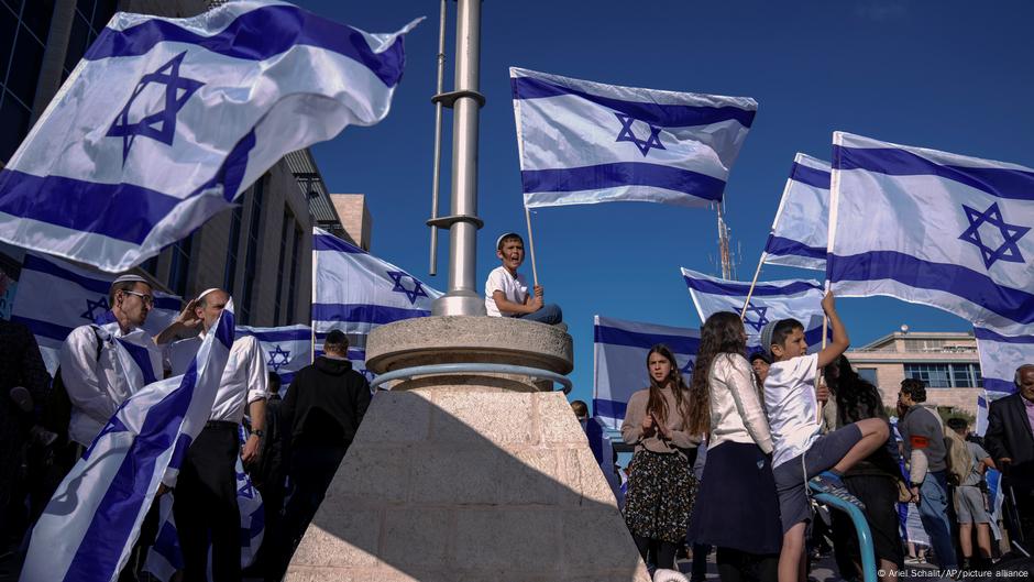 Israel: Police restrict banned far-right Jerusalem march – DW – 04/20/2022 Israel: Police restrict banned far-right Jerusalem march – DW – 04/20/2022