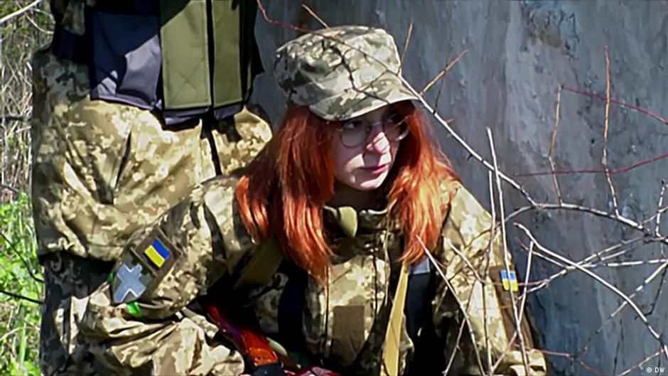 Ukrainian women join fight against Russia – DW – 05/01/2022