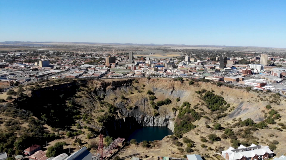 Scouring the earth for precious scraps – DW – 05/11/2022