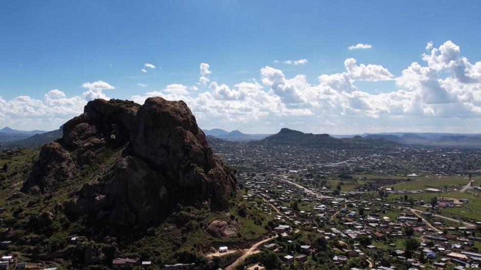 Scouring the earth for precious scraps – DW – 05/11/2022