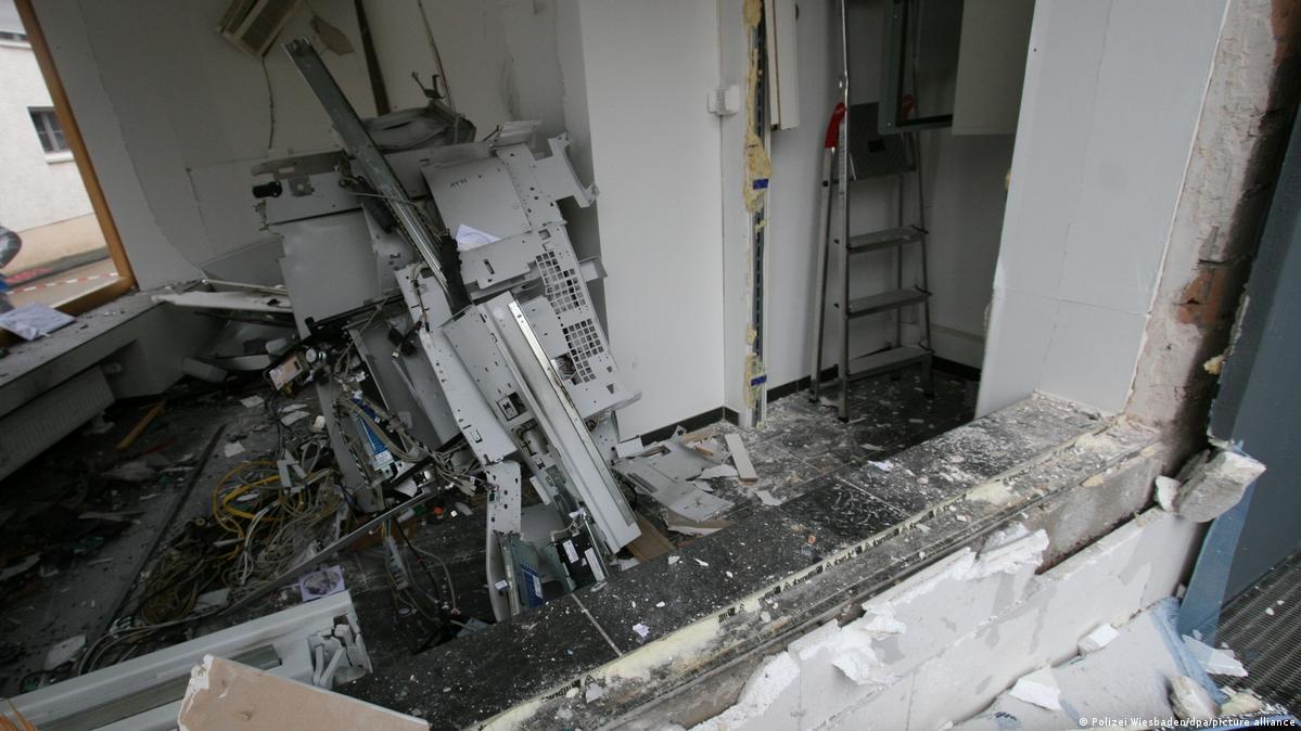 Dutch police arrest 3 in German ATM bombings – DW – 05/19/2022