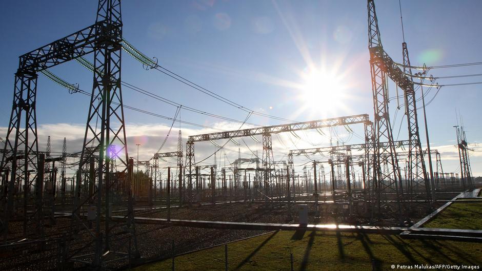 Baltic states disconnect from Russian electricity grid – DW – 02/07/2025