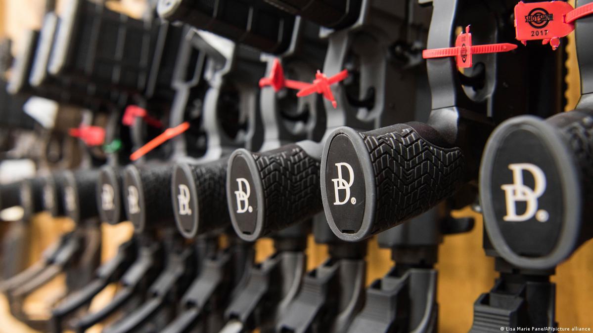 US House passes assault weapons ban amid Republican pushback – DW – 07 ...