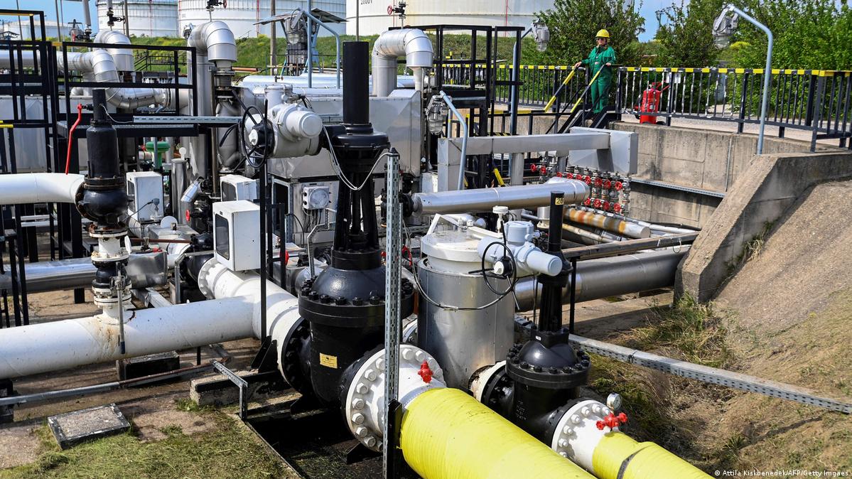 Poland reports leak in oil pipeline – DW – 10/12/2022