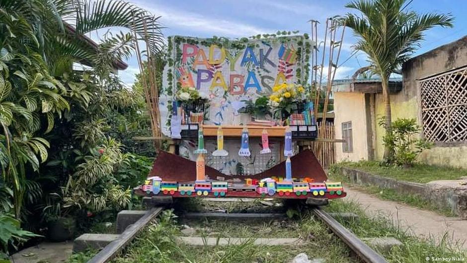 How a 'trolley school' is helping students in Philippines – DW – 06/02/2022