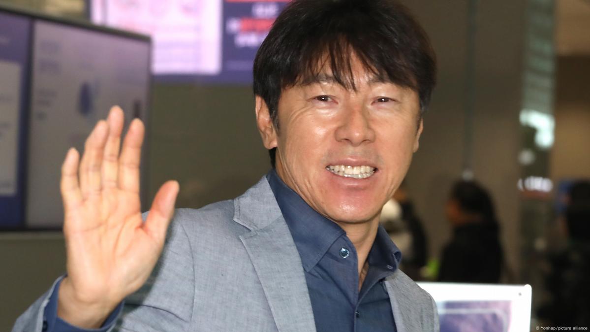 Shin Tae-yong Terima Golden Visa dari Jokowi – DW – 25.07.2024 Shin Tae-yong Terima Golden Visa dari Jokowi – DW – 25.07.2024