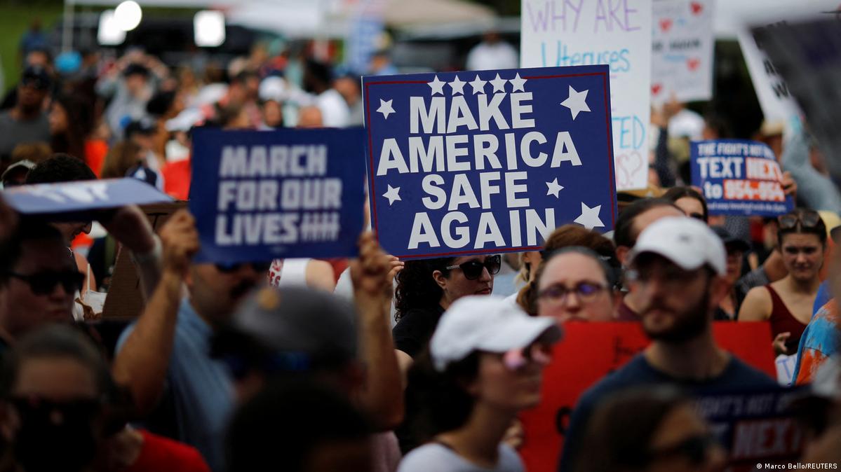 US senators announce limited deal to curb gun violence – DW – 06/12/2022