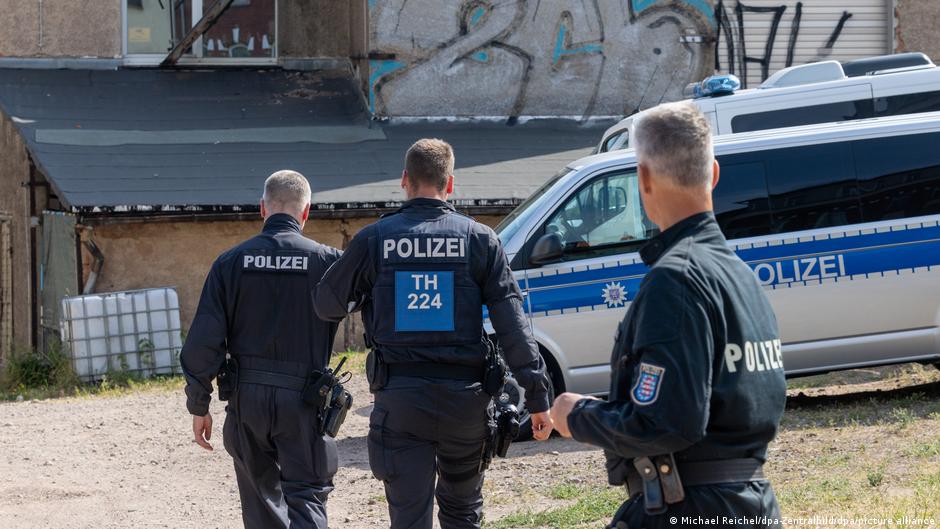 German police hit suspected dealers, extremists – DW – 06/16/2022