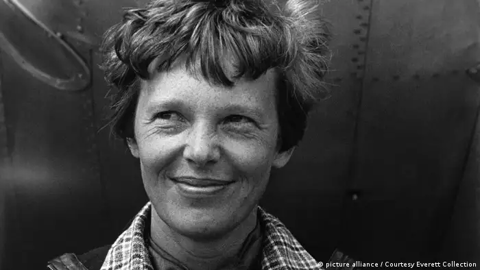 Ein schwarz-weiß Portrait der Pilotin Amelia Earhart.