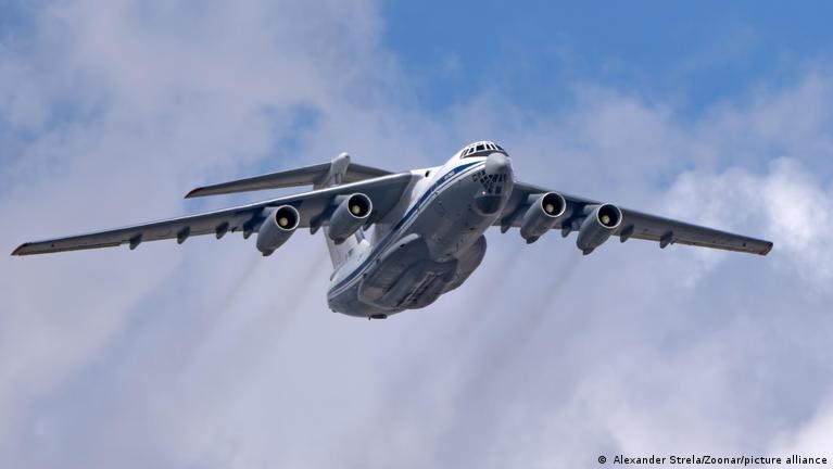 Avión militar ruso se estrella cerca de frontera con Ucrania – DW – 24/01/2024