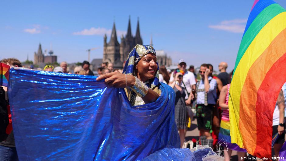 Cologne streets fill for LGBT+ parade – DW – 07/09/2023